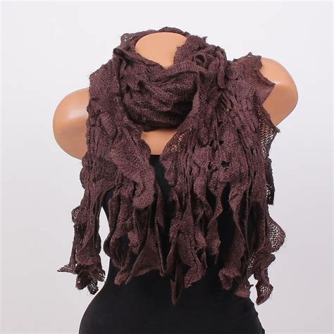 Тъмно кафяв плетен дамски шал с ефектен дизайн