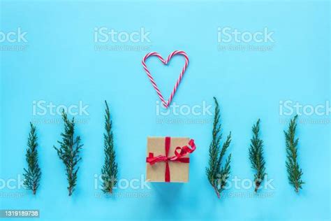 새해 선물 사이프러스 잔가지와 푸른 배경에 두 개의 사탕 지팡이로 만든 심장 크리스마스 레이아웃 평평한 평지 복사 공간 12월에 대한 스톡 사진 및 기타 이미지 Istock