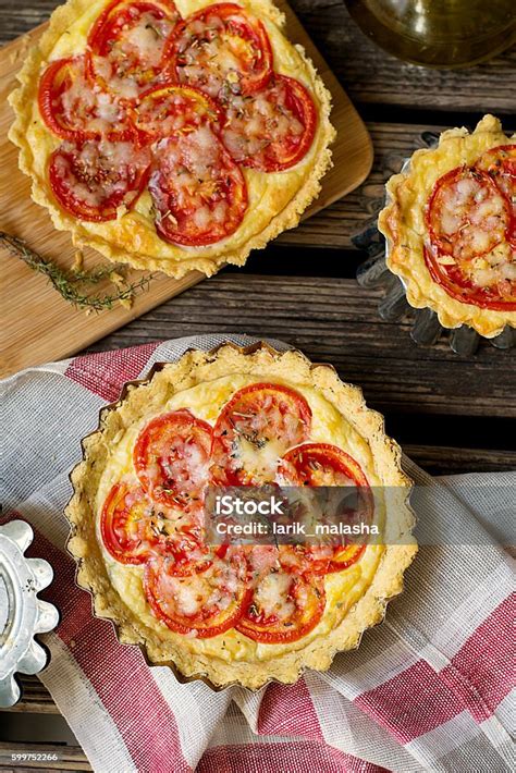 코티지 치즈와 토마토를 곁들인 프렌치 짭짤한 파이 키쉬 0명에 대한 스톡 사진 및 기타 이미지 0명 고기 파이 그리스 음식 Istock
