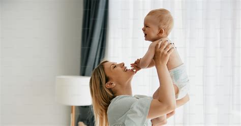 집에서 그와 놀면서 우는 아기를 격려하려고 노력하는 행복한 어머니 사진 Unsplash의 세르비아 이미지