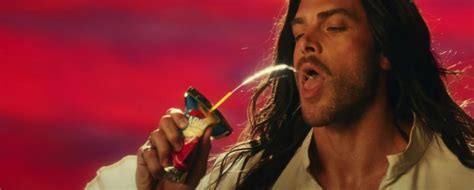 Ролик в стиле романтических фильмов для взрослых представил детский напиток