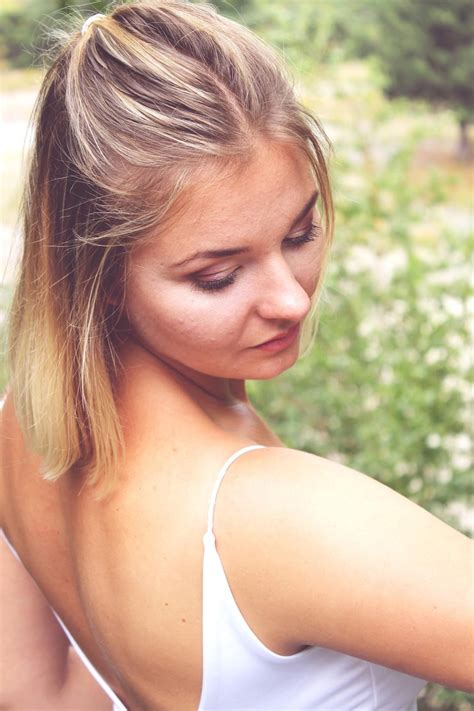 Gola Dziewczyna Zdjęcia Darmowe Pobieranie Na Freepik