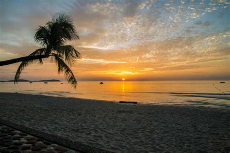 집 밖의 경치 경치가 좋은 고요한 골든 아워 구름 그림 같은 난색 드라마틱한 모래 목가적인 물 밀물과 썰물 바다 바다 경치 바다 해안 바탕화면