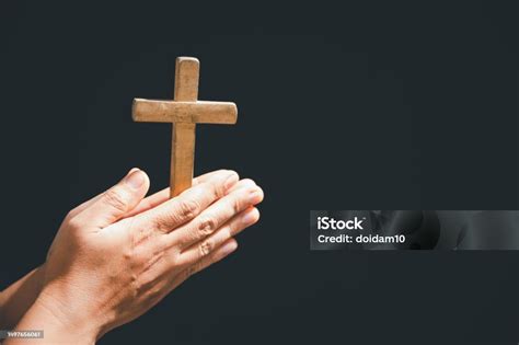 그리스도인의 삶 위기 하나님께 드리는 기도 여자는 더 나은 삶을 살기를 바라는 신의 축복을 위해기도합니다 십자가 십자가로 신에게 기도하는 여성의 손 용서를 구하고 선을