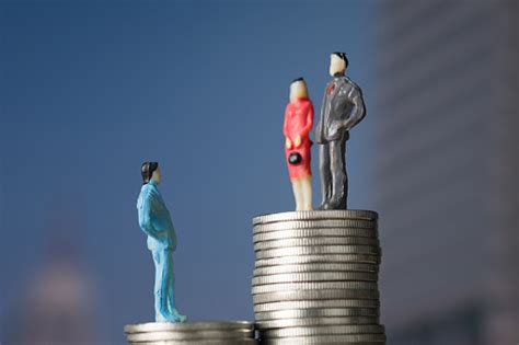 투자자 및 사무실 작업자 장관 동전 돈과 금융 사업 개념에 대 한 현대 도시 배경으로의 스택에 서 작은 사람들의 실업가 미니어처를 그림 개념에 대한 스톡 사진 및 기타