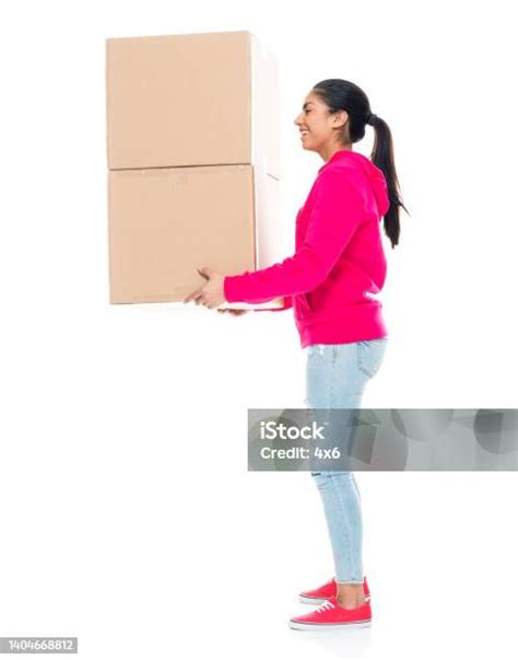 캔버스 신발을 신고 상자를 들고 흰색 배경 앞에서 Z 세대 여성 상자에 대한 스톡 사진 및 기타 이미지 상자 나름 스튜디오 촬영 Istock