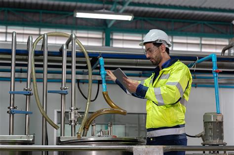 남성 공장 정비사 엔지니어링 남성 공장 노동자 디지털 태블릿으로 작업하는 기술자 남성 산업 공장의 장비 운영 확인 수리 및 유지 보수 기계 30 34세에 대한 스톡 사진 및