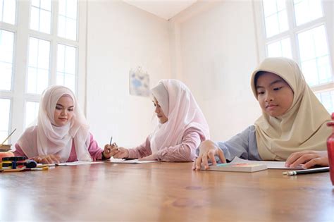 성인 무슬림 여성 가정 이슬람 교육 개념에 두 명의 자식 여자 배우 예술 교육 가족에 대한 스톡 사진 및 기타 이미지 가족 공부 교사 교육 관련 직업 Istock