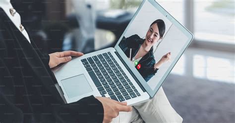 가상 작업 공간 또는 원격 사무실에서 만나는 화상 통화 사업가 스마트 비디오 기술을 사용하여 전문 기업 비즈니스의 동료와