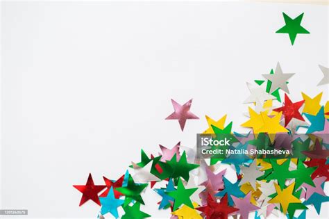 별의 형태로 여러 가지 빛깔의 과자 흰색 배경 메리 크리스마스 파티 장식 발렌타인 데이 어머니의 날과 배경 디자인에 고립 된 반짝이 12월 31일에 대한 스톡 사진 및 기타