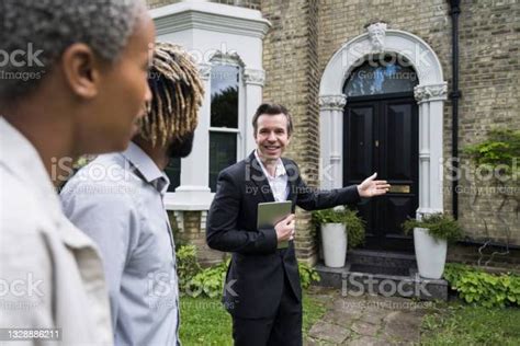 부동산 에이전트 는 중간 성인 블랙 커플에 집을 보여주는 부동산에 대한 스톡 사진 및 기타 이미지 부동산 앞에서 야외