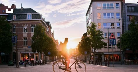 Foto Zum Thema Mann Fährt Tagsüber Fahrrad Auf Der Straße Kostenloses