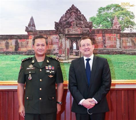 ឧត្តមសេនីយ៍ឯក ហ៊ុន ម៉ាណែត ទទួលជួបសំណេះសំណាល