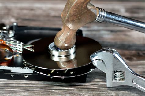 Hdd 플래터가있는 스패너 렌치 및 스틸 해머 하드 디스크 드라이브 분해 손상된 구성 요소 컴퓨터 유지 보수 복구 데이터 지우기 데이터 킬러 소프트웨어 개념 0명에 대한