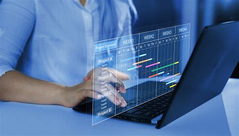 비즈니스 프로젝트 관리 Systemproject 관리자는 노트북에서 작업하고 가상 화면에서 회사를위한 Gantt 차트 스케줄링 인터페이스로 작업 및 이정표 진행 계획을