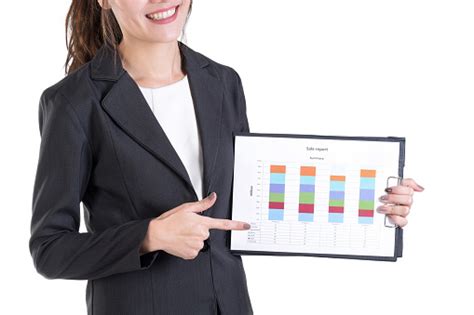 그래프 데이터를 제시 하 고 메모장을 가리킨 웃는 비즈니스 여자 사업 계획 전략 및 분석의 개념입니다 클리핑 경로와 가리키기에 대한 스톡 사진 및 기타 이미지 Istock