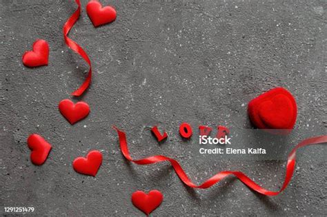 발렌타인 데이 엽서 어머니의 날과 발렌타인 데이에 대한 사랑 개념 해피 발렌타인 데이 하트 빈티지 콘크리트 회색 배경에 빨간 마음 2월에 대한 스톡 사진 및 기타 이미지