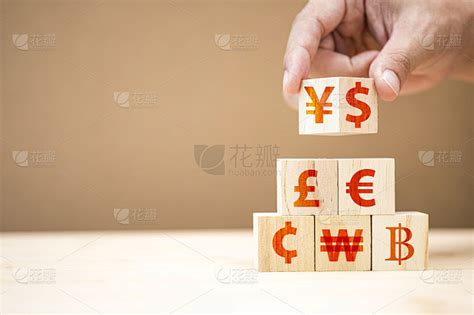 手把美元符号的木方换成人民币、日元、欧元、英镑符号。美元是世界上最主要、最流行的兑换货币。投资节约理