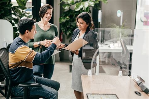 사무실에서 새로운 비즈니스 프로젝트에 대해 논의하는 세 명의 웃는 동료의 샷 사람들에 대한 스톡 사진 및 기타 이미지 사람들 3 명 30 34세 Istock