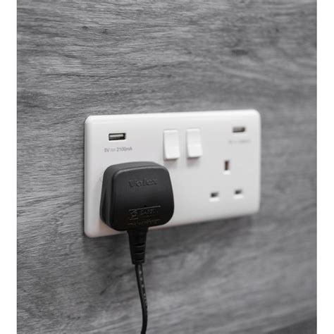 Wessex White USB Switched Socket Gang A Toolstation