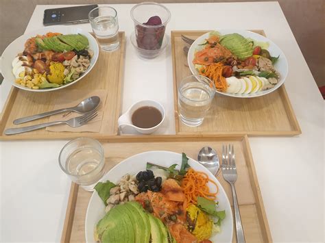 건강한 식사 연어아보카도 샐러드