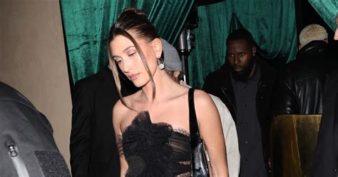 Выглядит сексуально Хейли Бибер в самом коротком платье приковывает к себе взгляды Marieclaire