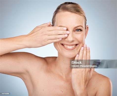 여성의 얼굴 미용실 고급 웰빙 또는 스튜디오 배경의 미적 화장품을 위한 스킨케어 및 매니큐어 손 행복한 성숙한 모델 신선한