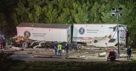 미 Rv차량 트레일러 충돌 현장에 모인 구조대