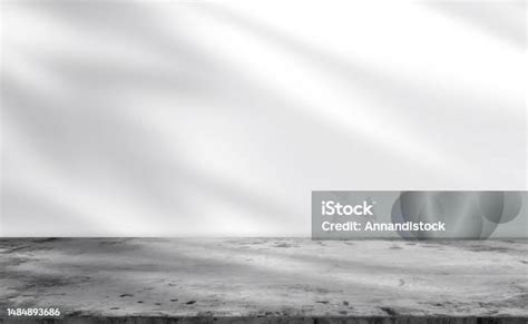 시멘트 바닥 배경에 나뭇잎 그림자가 있는 콘크리트 벽 질감 빈 흰색 테이블 상판이 있는 회색 스튜디오 룸 배경 봄 또는 여름