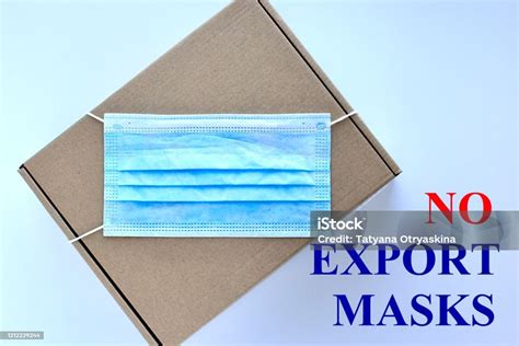 텍스트와 밝은 배경에 파란색 의료 마스크와 갈색 우체통 생물학적 위험의 의학 개념 우편 소포의 보안 마스크 코로나 바이러스 또는