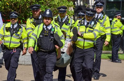 რობოტი ფეხბურთელები პარიზის მერი მდინარე სენაში პატი სმიტის კონცერტი და ქვანახშირის მოპოვება