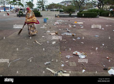 Female Garbage Collector Hi Res Stock Photography And Images Alamy