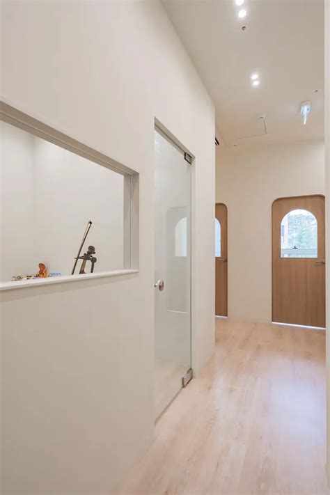 단정한 컬러의 우드 진열장 모던 화이트우드 13평 바이올린 학원 인테리어 세종