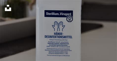 흰색 테이블에 흰색 플라스틱 병 사진 Unsplash의 무료 회색 이미지