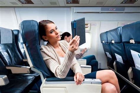 С какво да се заемем по време на полет в самолета | Travel, Travel ...
