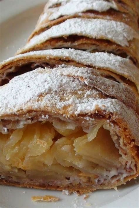 Обалденный рулет из слоеного теста с яблоками Hungarian Recipes Bread Recipes Sweet Strudel