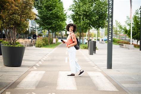 스마트 폰을 걷고 사용하는 아프리카 계 미국인 젊은 여성 20 24세에 대한 스톡 사진 및 기타 이미지 20 24세 관광객