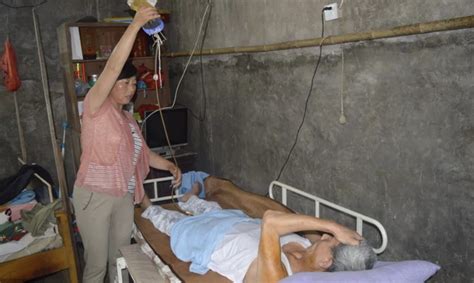 失能父亲不能自理，卧床需要人端屎端尿，女儿照顾合适吗？ 知乎