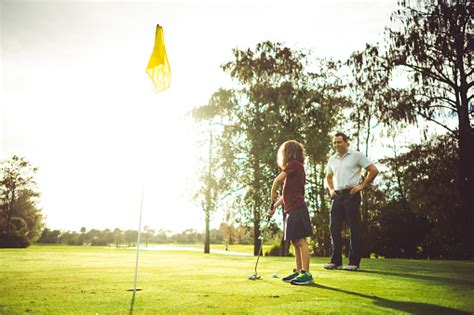아버지와 딸 함께 경치 골프 코스에 남자는 골프를 재생하는 여자를 가르치고 골프에 대한 스톡 사진 및 기타 이미지 골프 딸