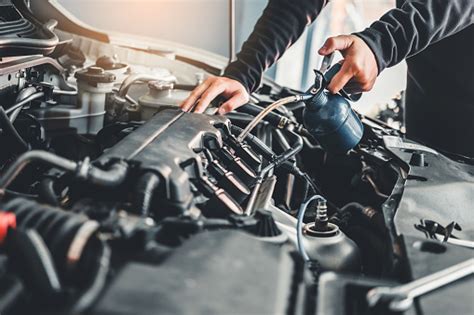 자동차 수리 서비스 및 유지 보수 자동차에서 일하는 자동차 정비사의 기술자 손 건강 진단에 대한 스톡 사진 및 기타 이미지 건강 진단 건강관리와 의술 검사 보기