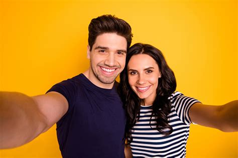 노란 배경으로 고립 된 동안 사람들에게 영향을 미치는 자신을 촬영 하는 Toothily 미소 사랑 스러운 좋은 귀여운 소녀의 자기 사진 사람들에 대한 스톡 사진 및 기타