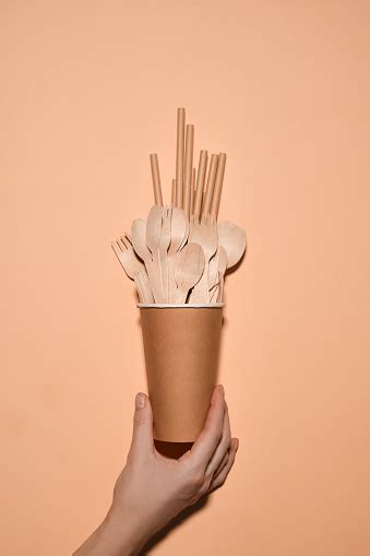 나무 숟가락 포크 종이 컵 회색 배경 천연 소재로 만든 일회용 식기 제로 폐기물 지속 가능한 라이프 스타일의 개념 친환경 일회용 식기 0명에 대한 스톡 사진 및 기타 이미지