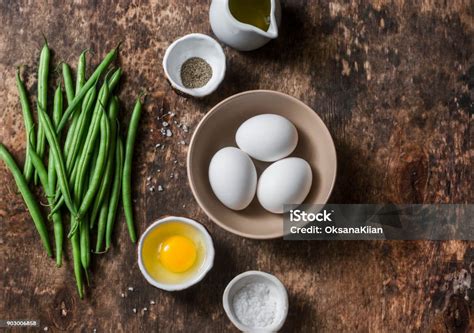 요리 나무 배경 평면도에서 아침 식사 또는 간식계란 녹색 콩 올리브 오일 향신료에 대 한 원시 재료 평면 배치 건강한 식생활에 대한 스톡 사진 및 기타 이미지 Istock