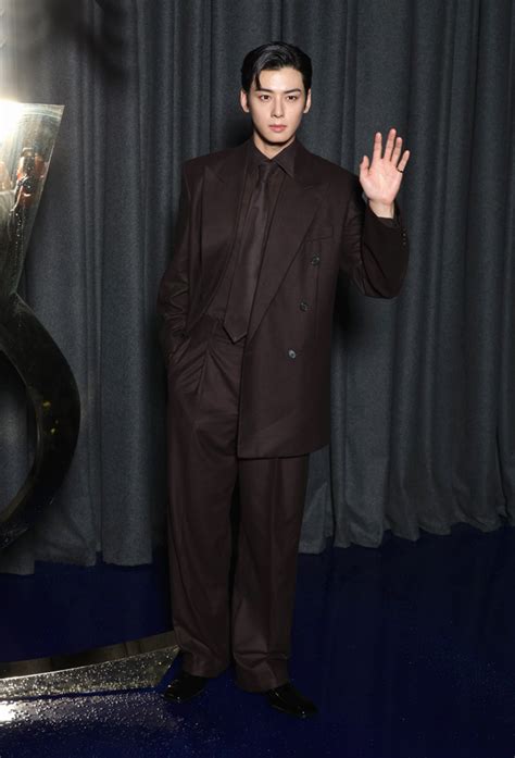 패션엔 블랙핑크 로제 차은우 생로랑이 반한 한류스타 난리난 프런트 로우 시선 한몸에