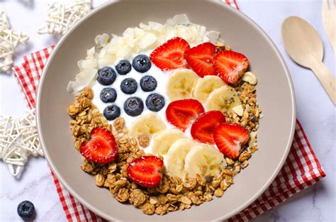 요구르트와 미국 국기 맛 있는 건강 한 아침 식사의 형태로 신선한 딸기와 홈메이드 그 라 놀라의 그릇 0명에 대한 스톡 사진 및 기타 이미지 Istock