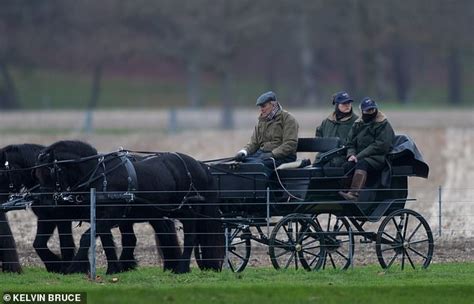 Королева и герцог Эдинбургский на прогулке в Виндзоре Ruroyalty