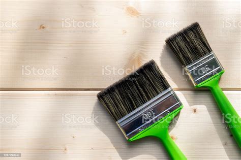 두 개의 브러시 장식 및 집 개조 도구 화가 및 장식 작업 테이블 페인트 브러시 흰색 나무 판자 상단 보기에 공급을 장식 복사 공간 0명에 대한 스톡 사진 및 기타 이미지
