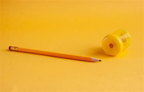 노란색 배경에 공부 그리기 취미를위한 날카로운 연필 밝은 노란색 연필 복사 공간을 위한 공간 가위에 대한 스톡 사진 및 기타
