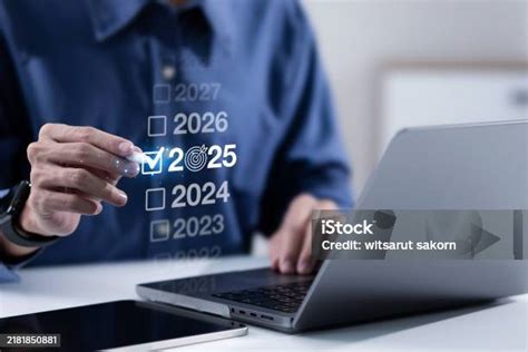 2025년을 가리키는 사업가 새해 목표 실행 계획 사업 계획 재무 Ai 미래 팀워크 목표 달성 새해 변화를 준비하고 전략 아이디어를 시작하는 개념 12월 31일에 대한 스톡