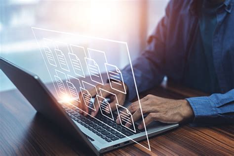 가상 화면의 아이콘과 함께 Erp 엔터프라이즈 자원 계획 문서 관리 개념을 사용하는 사업가 개념에 대한 스톡 사진 및 기타 이미지 개념 개념과 주제 검색 Istock